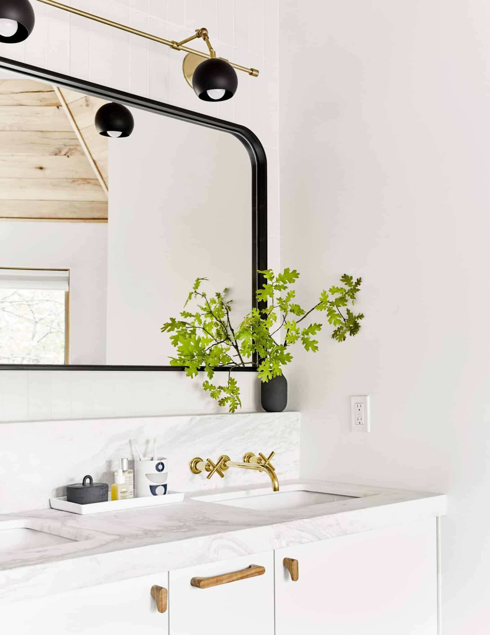 7 Ideas on How to Decorate the Bathroom Counter - Inspiration For Moms